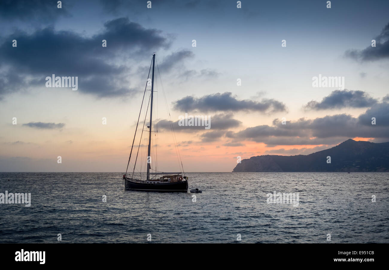 Boat sailing on bay sunset hi-res stock photography and images - Alamy