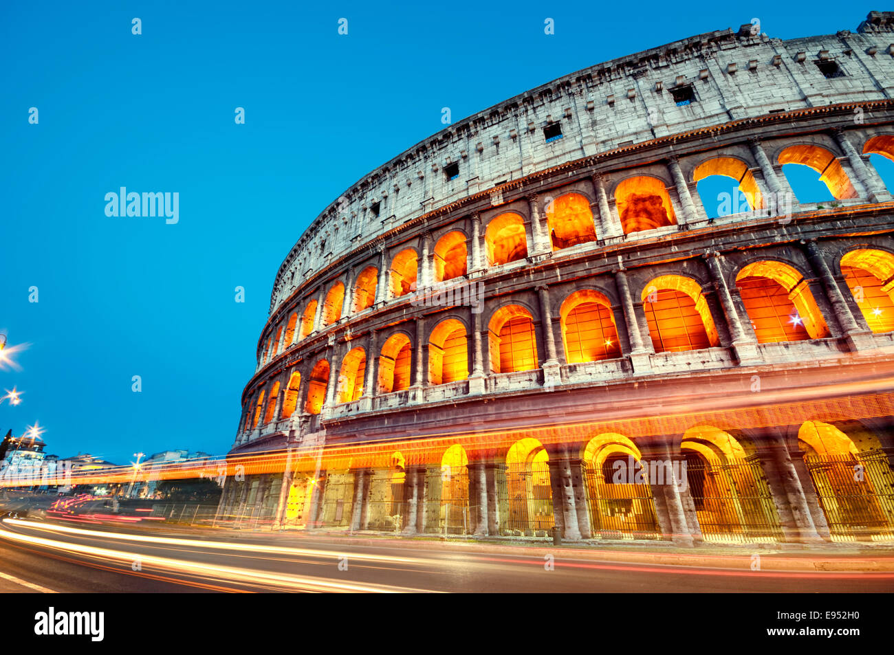 Colosseum night traffic lights rome hi-res stock photography and images ...