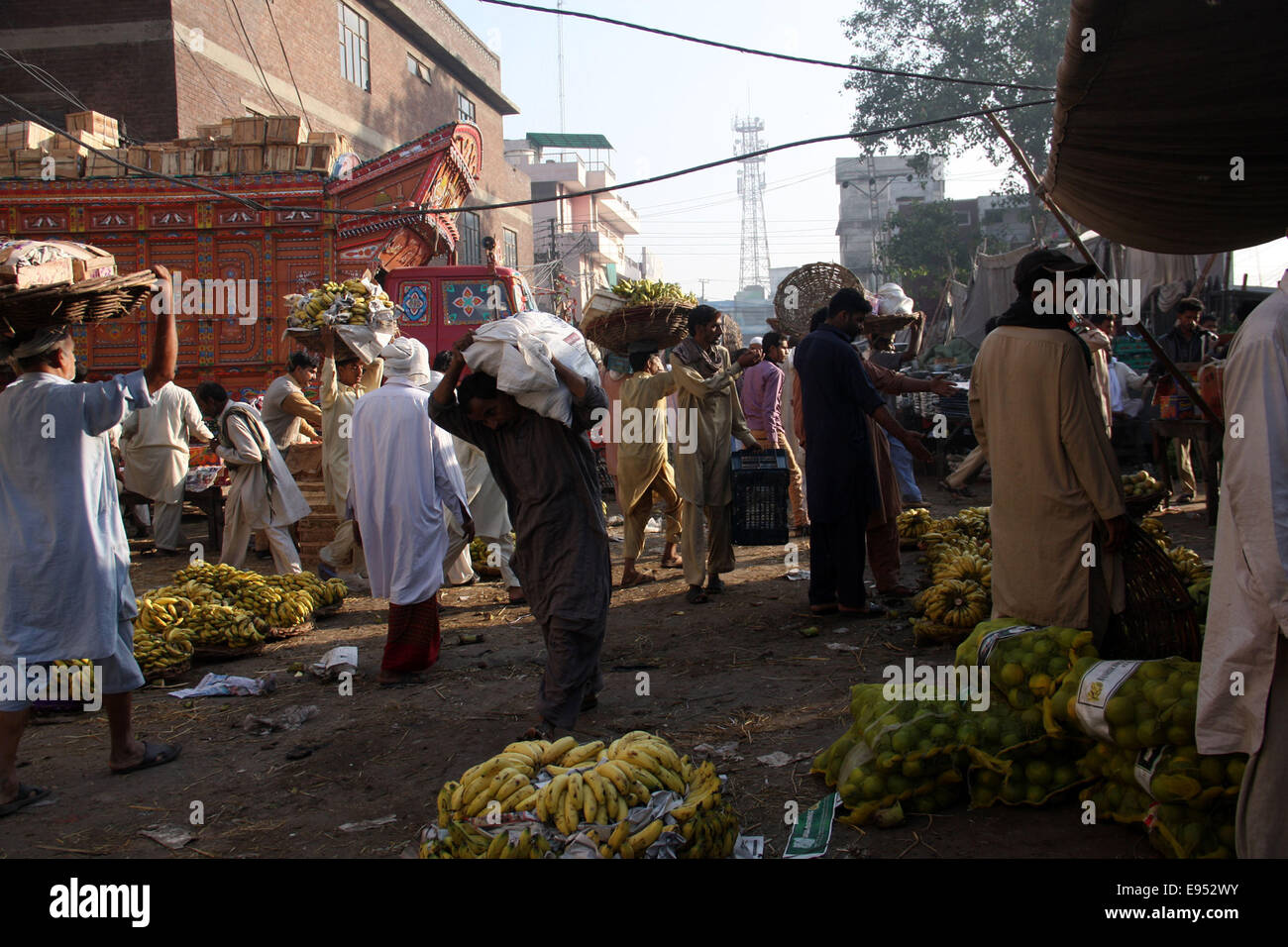 Lahore market fruit hi-res stock photography and images - Alamy