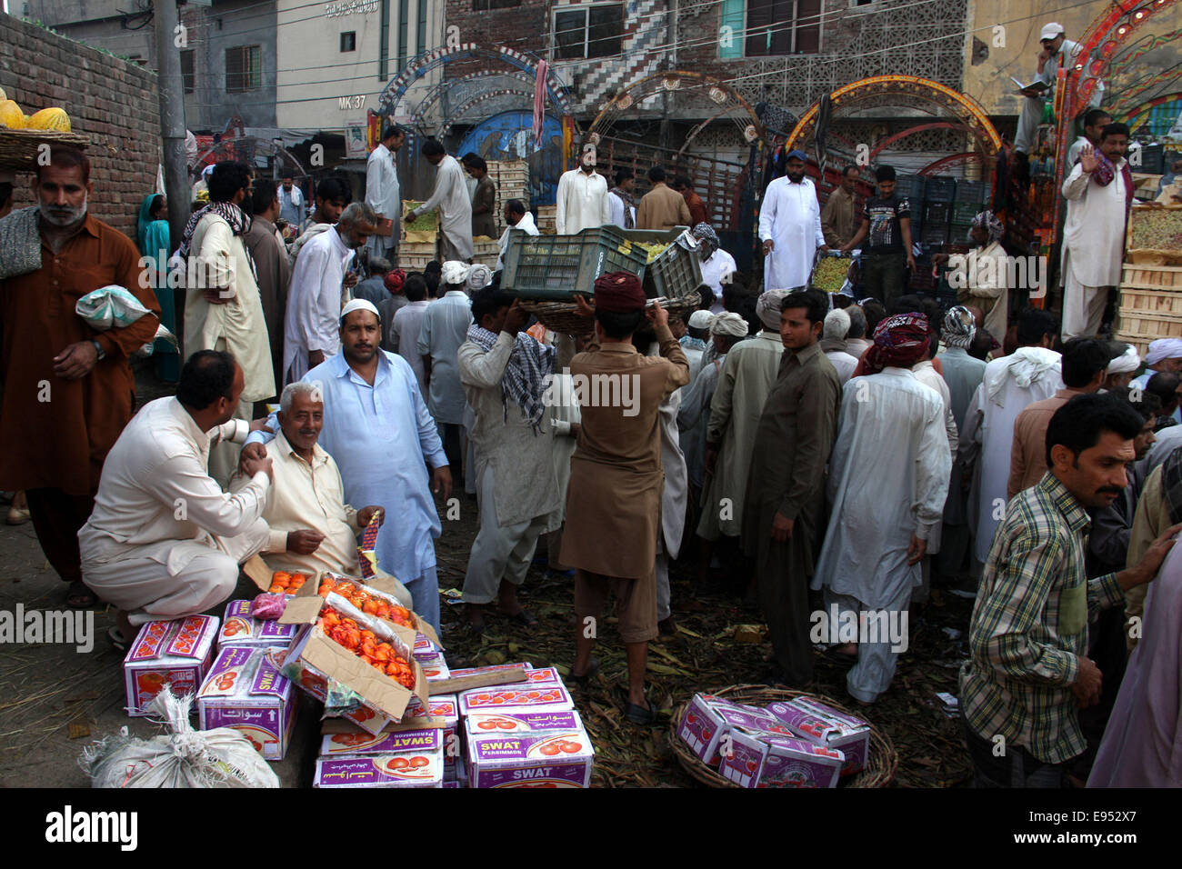 Lahore market fruit hi-res stock photography and images - Alamy