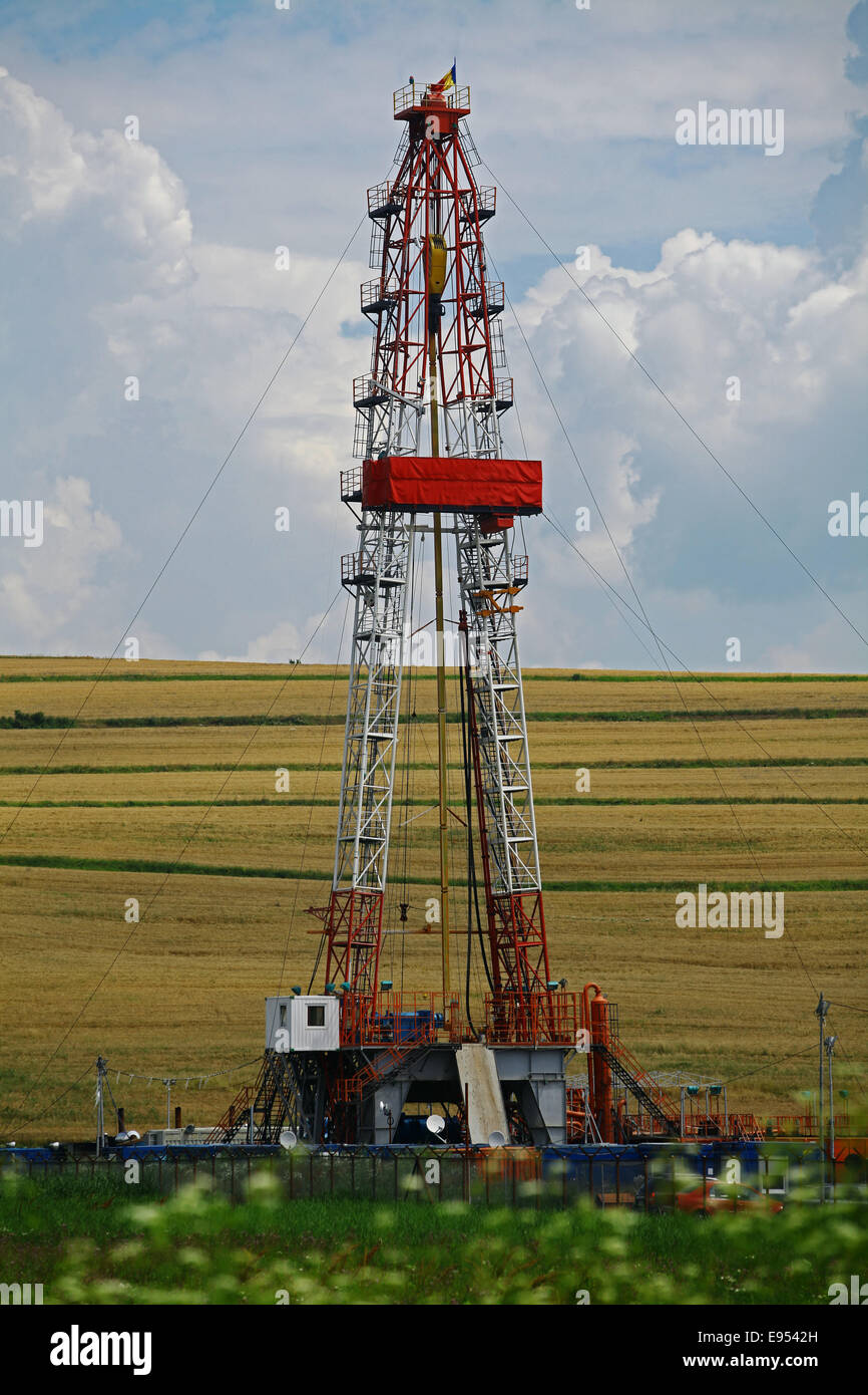 Color shot of a shale gas drilling rig on a field Stock Photo - Alamy