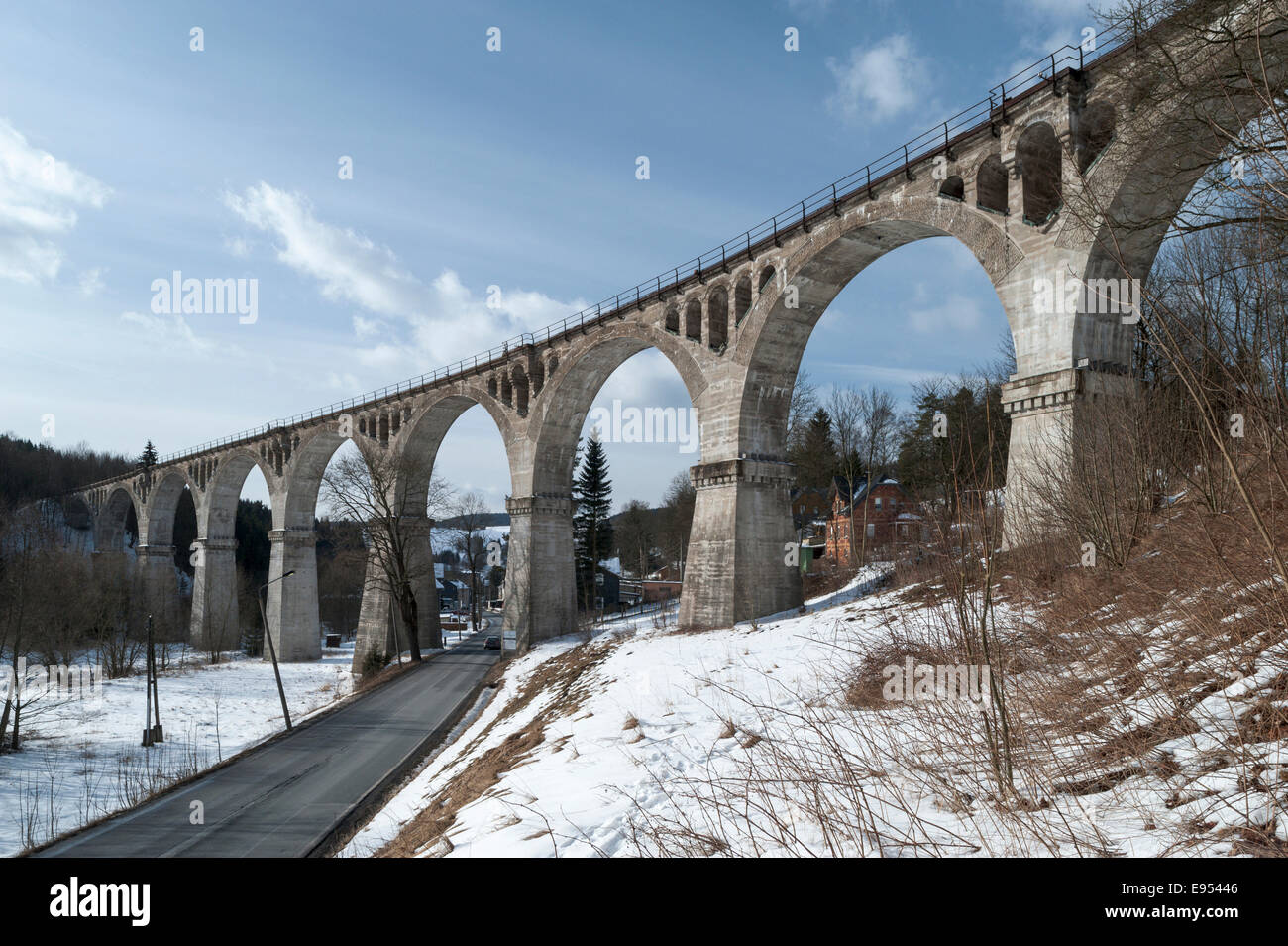 Road viaduct hi-res stock photography and images - Alamy