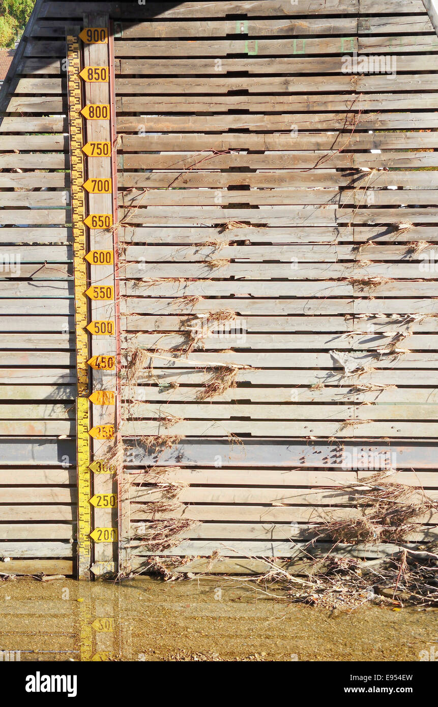 Level on a flow breaker with flotsam on the Salzachbrücke bridge ...
