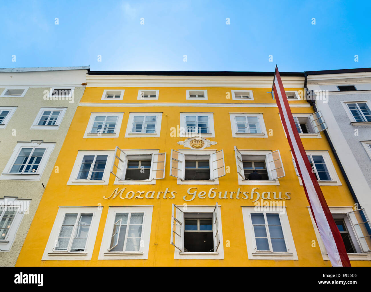 Mozart's birthplace in Getreidegasse street, Salzburg, Austria Stock ...