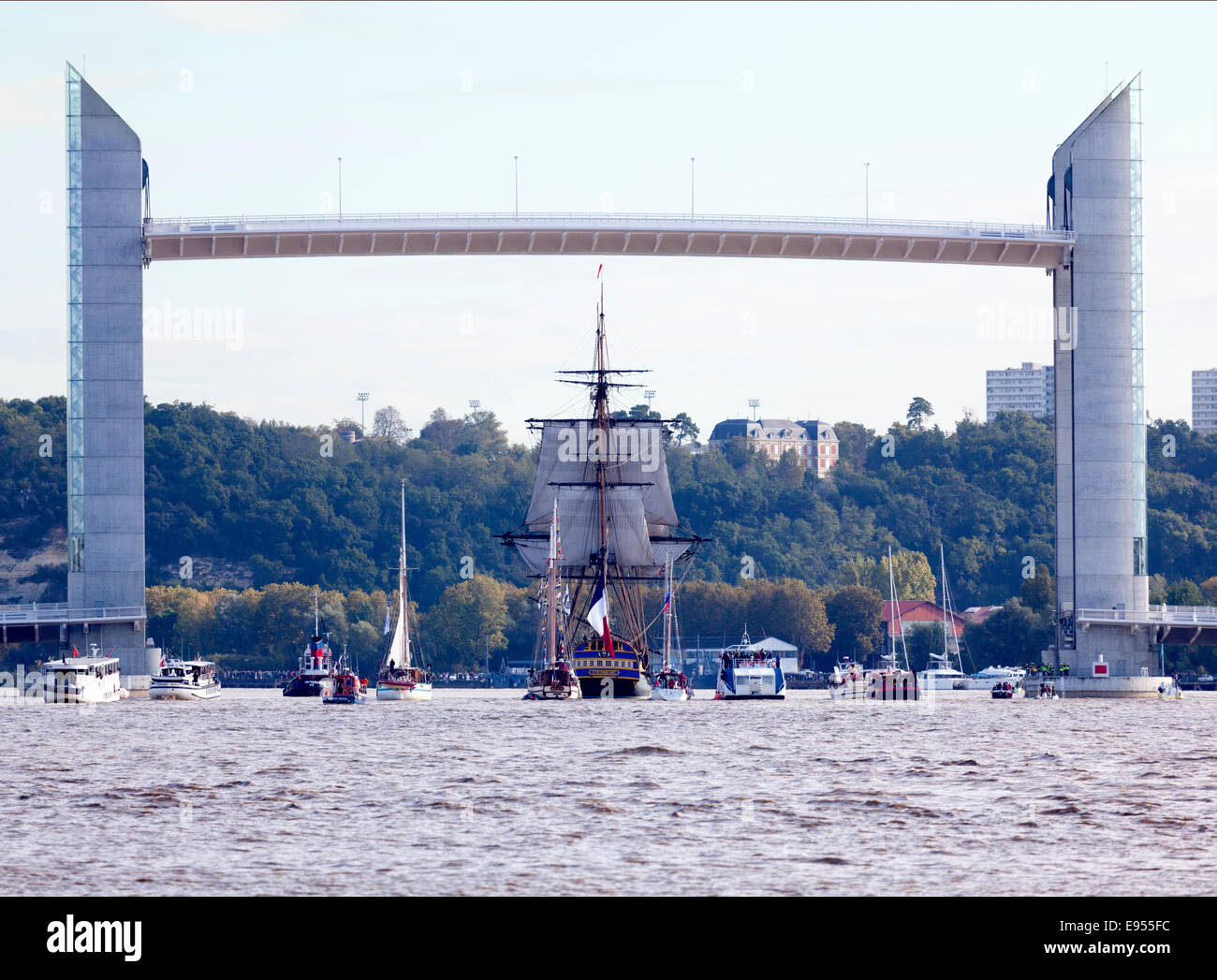 In Bordeaux, the replica of the frigate "l'Hermione" going under the ...