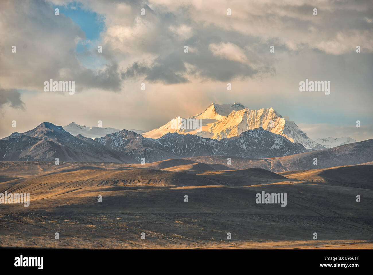 Cordillera Real at sunset, Bolivian plateau Altiplano, La Paz, Bolivia ...