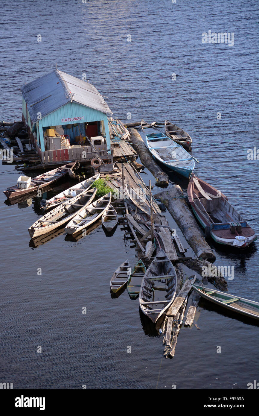 Floating house boats hi-res stock photography and images - Alamy