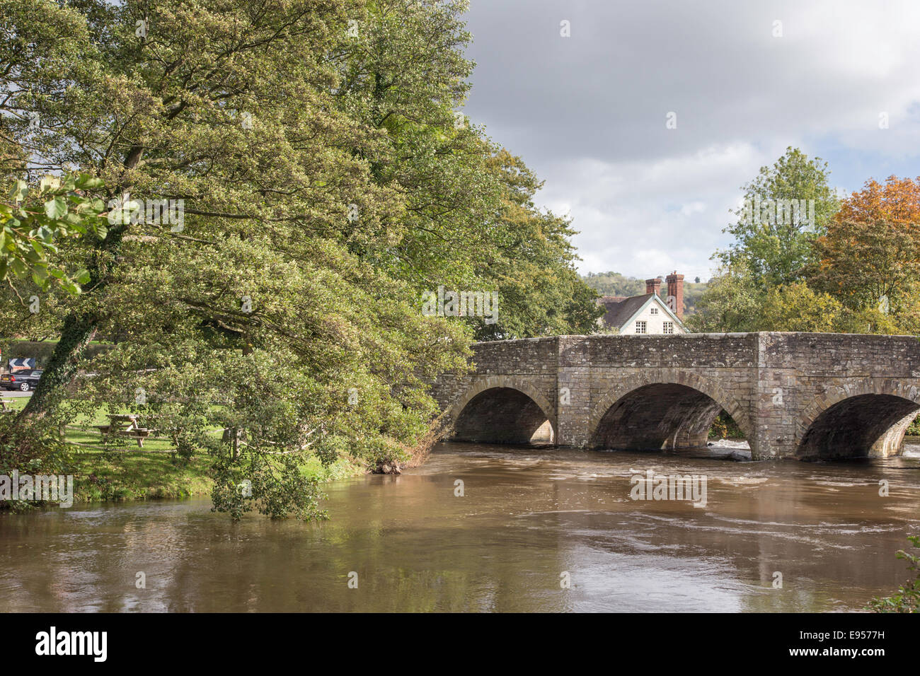 River flowing under stone bridge hi-res stock photography and images ...