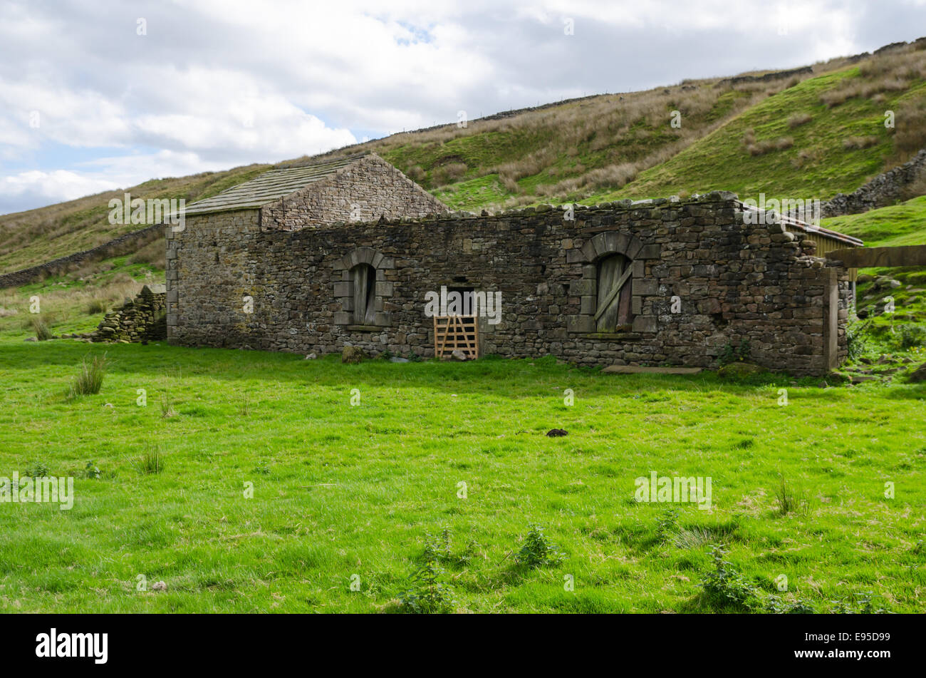 An old ruined barn Stock Photo - Alamy