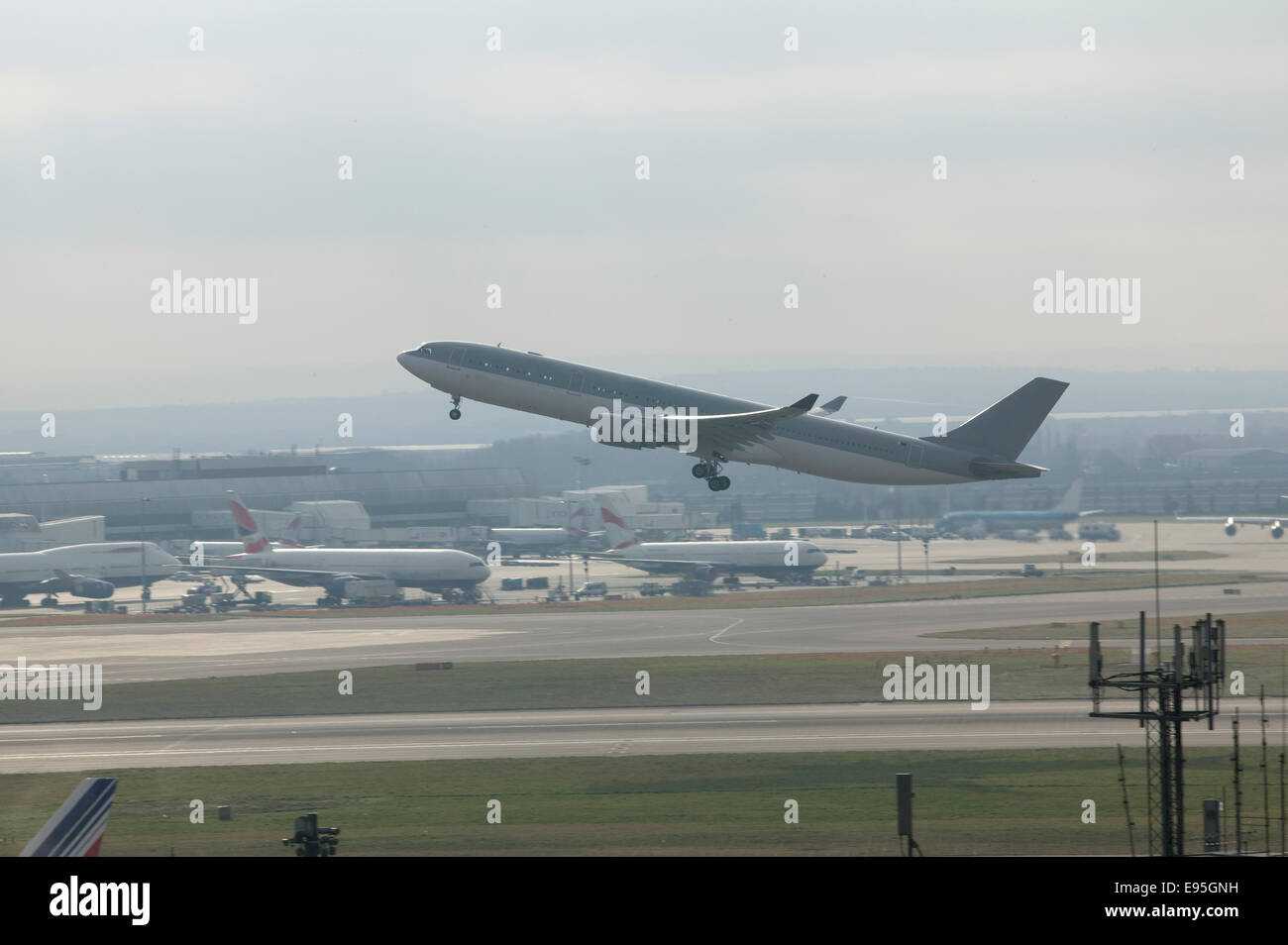 Airplane landing highway hi-res stock photography and images - Alamy