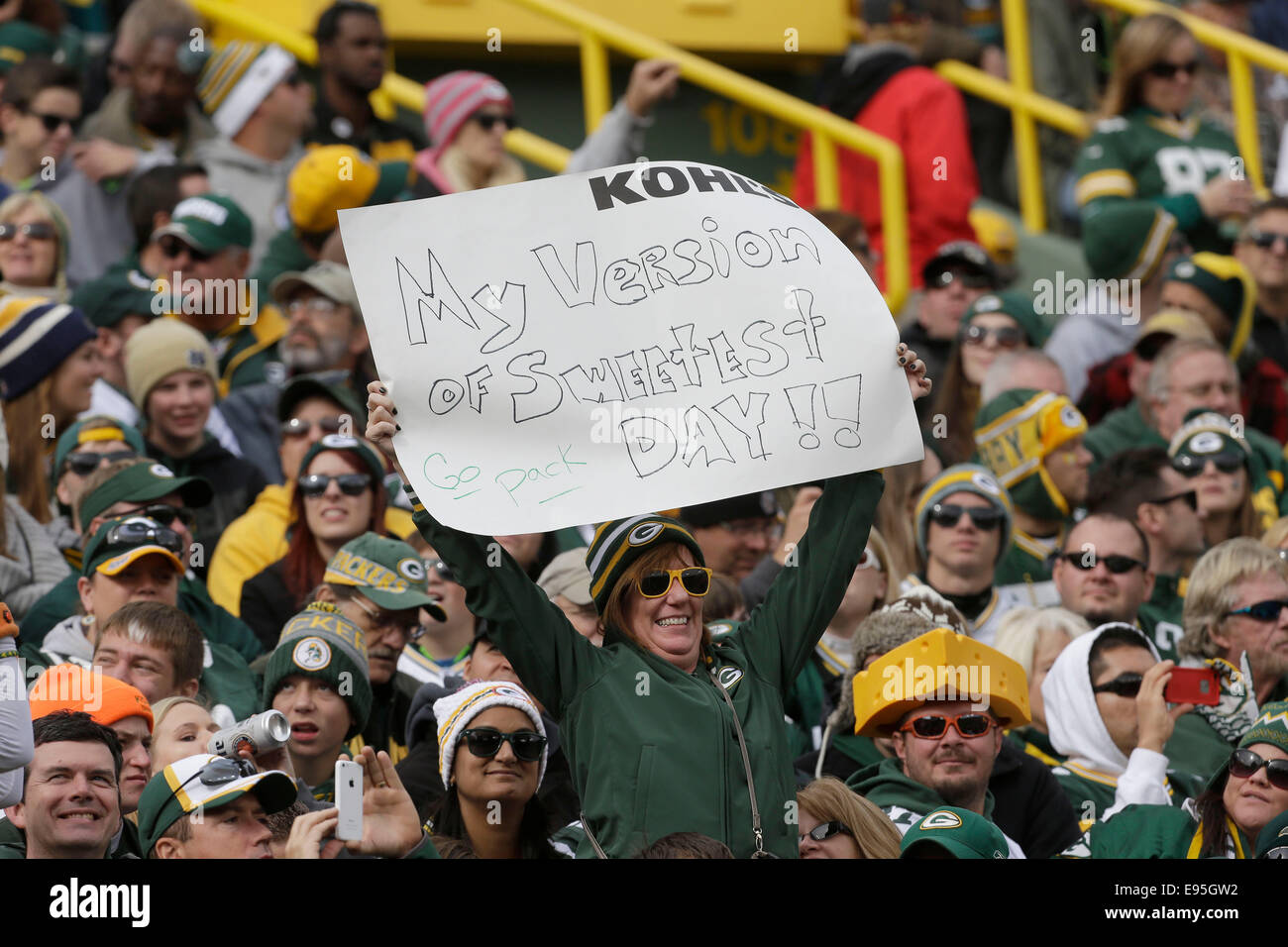 Green Bay, Wisconsin, USA. 19th Oct, 2014. A Green Bay Packer fan ...