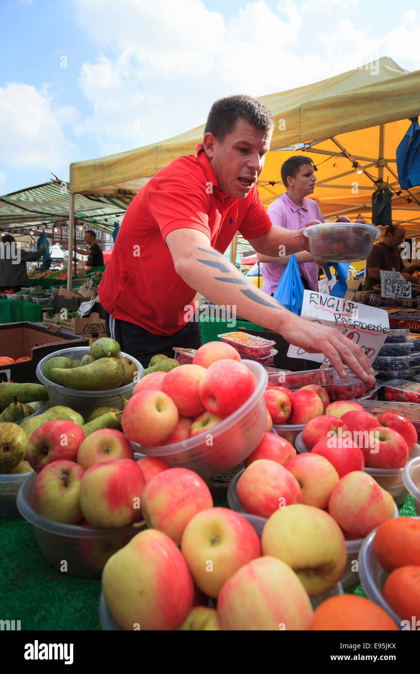 Busy market hi-res stock photography and images - Alamy