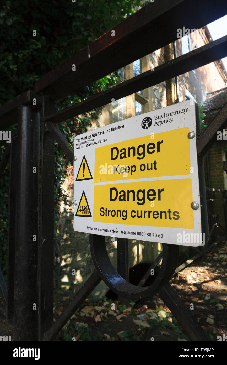 Environment Agency warning sign "Danger Strong Currents Stock Photo - Alamy