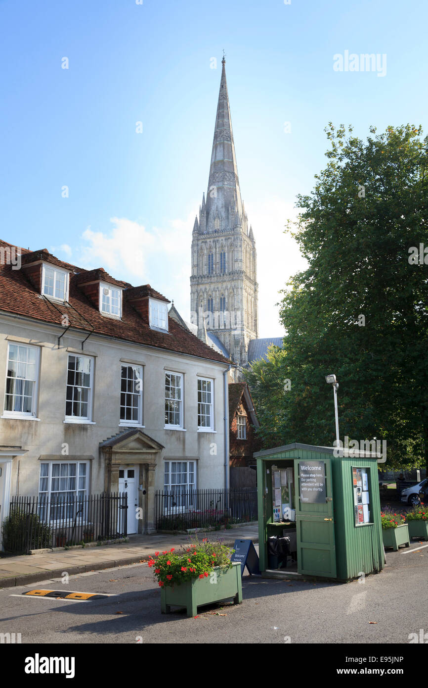 Parking attendant hut and Salisbury Cathedral Spire Stock Photo - Alamy