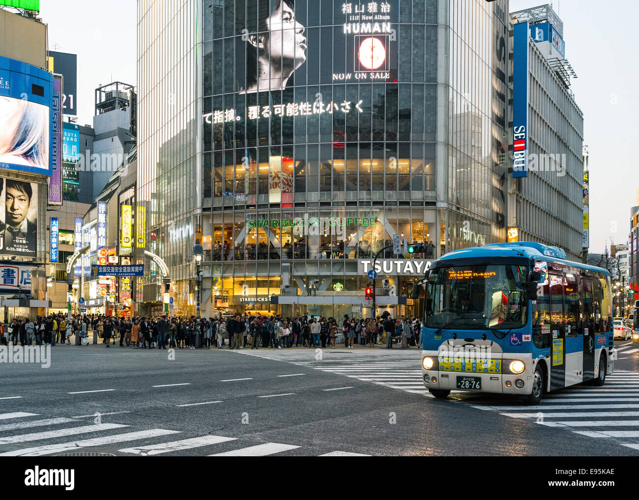 Bus at Shibuya crossing, Tokyo Stock Photo - Alamy