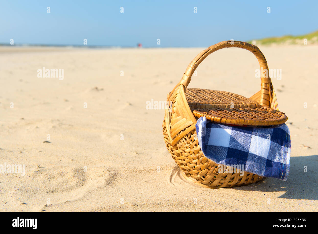 Picnic basket with blue checked cloth at the beach Stock Photo - Alamy