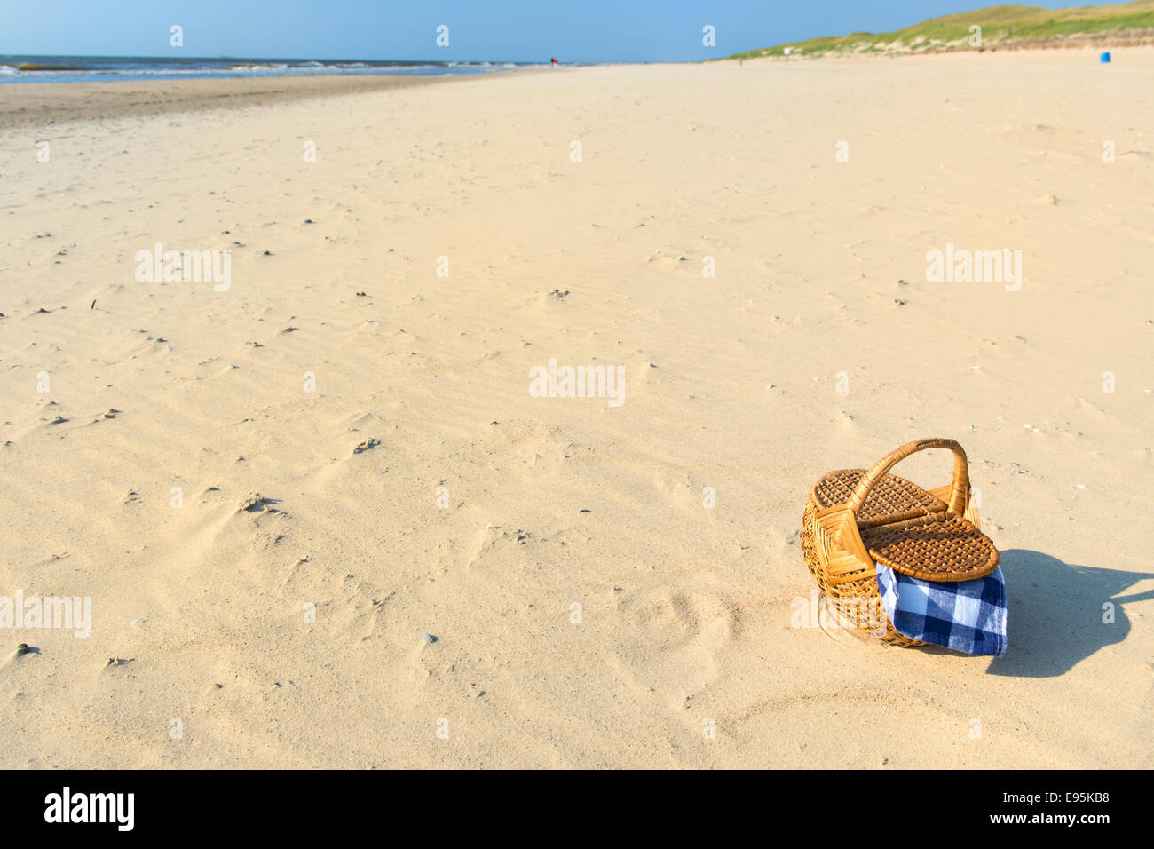 Picnic basket with blue checked cloth at the beach Stock Photo - Alamy