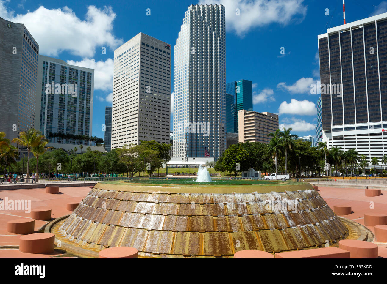 PEPPER FOUNTAIN BAYFRONT BICENTENNIAL PARK DOWNTOWN SKYLINE MIAMI ...