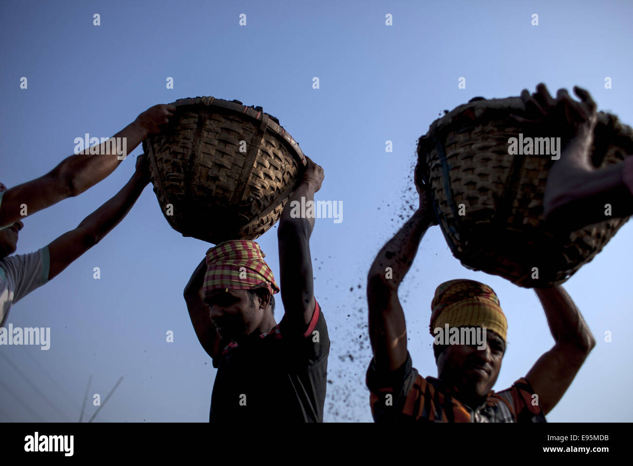 Dhaka, Bangladesh. 14th Jan, 2013. Labor in bangladesh lead their live ...
