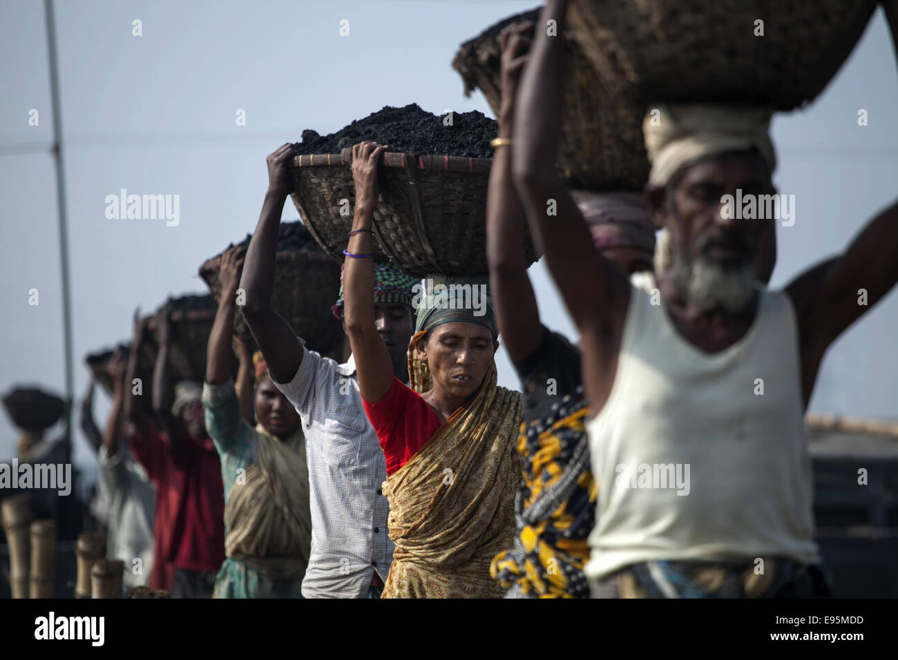 Dhaka, Bangladesh. 14th Jan, 2013. Labor in bangladesh lead their live ...