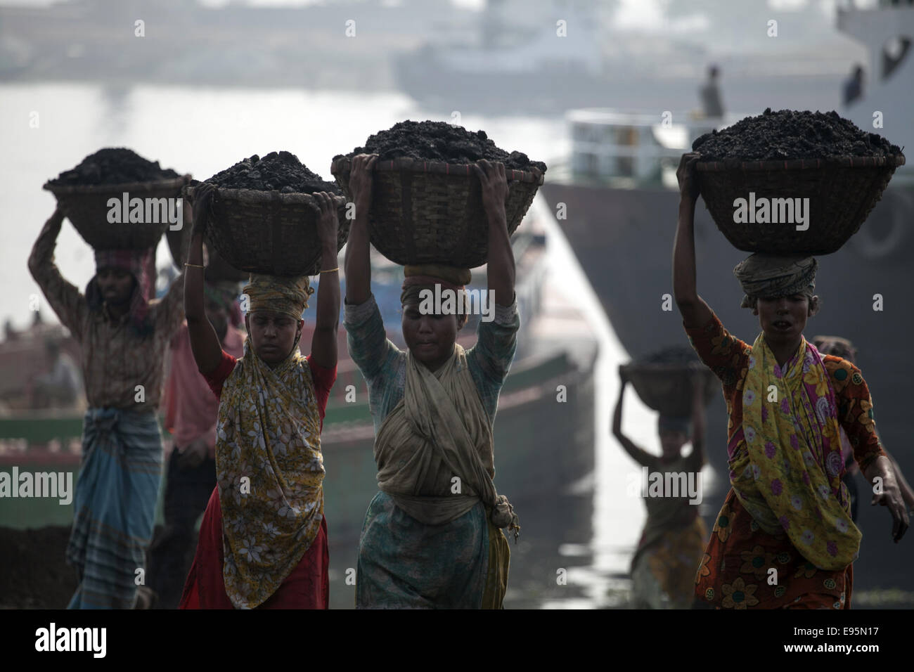 Dhaka, Bangladesh. 14th Jan, 2013. Man & women work together.Labor in ...