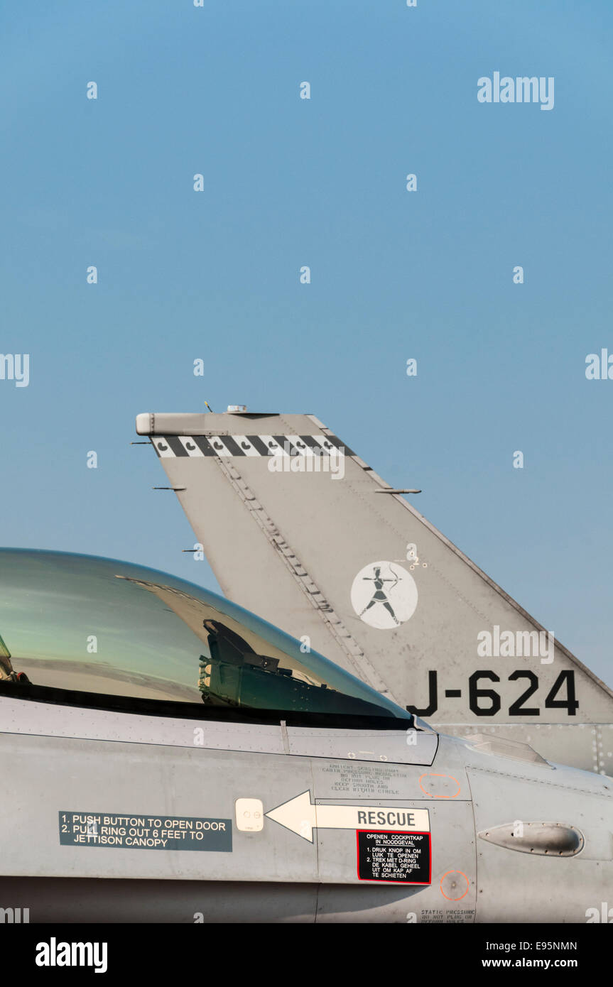 Side view f16 fighter aircraft hi-res stock photography and images - Alamy