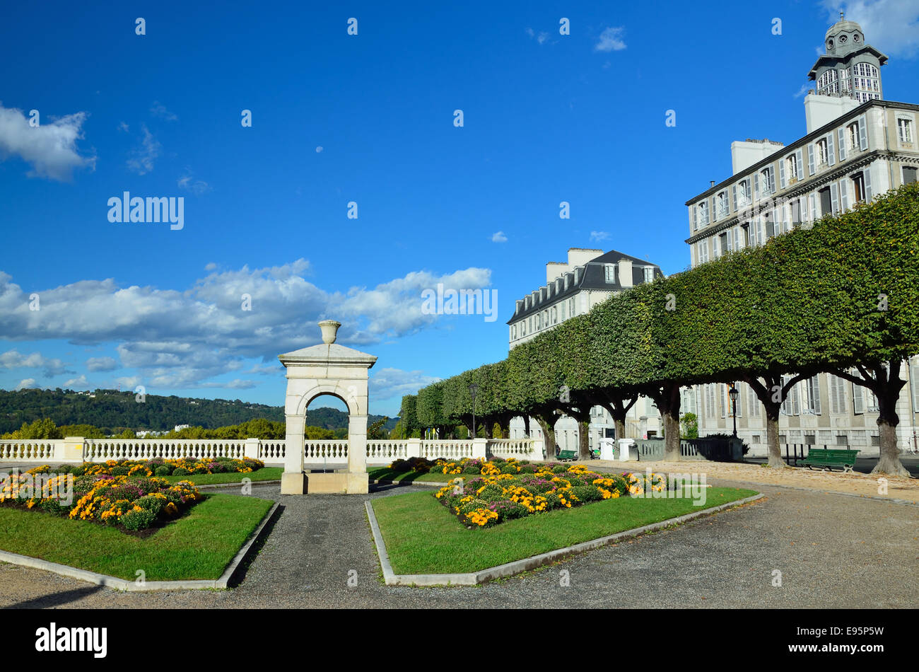 Typical french townhouses hi-res stock photography and images - Alamy