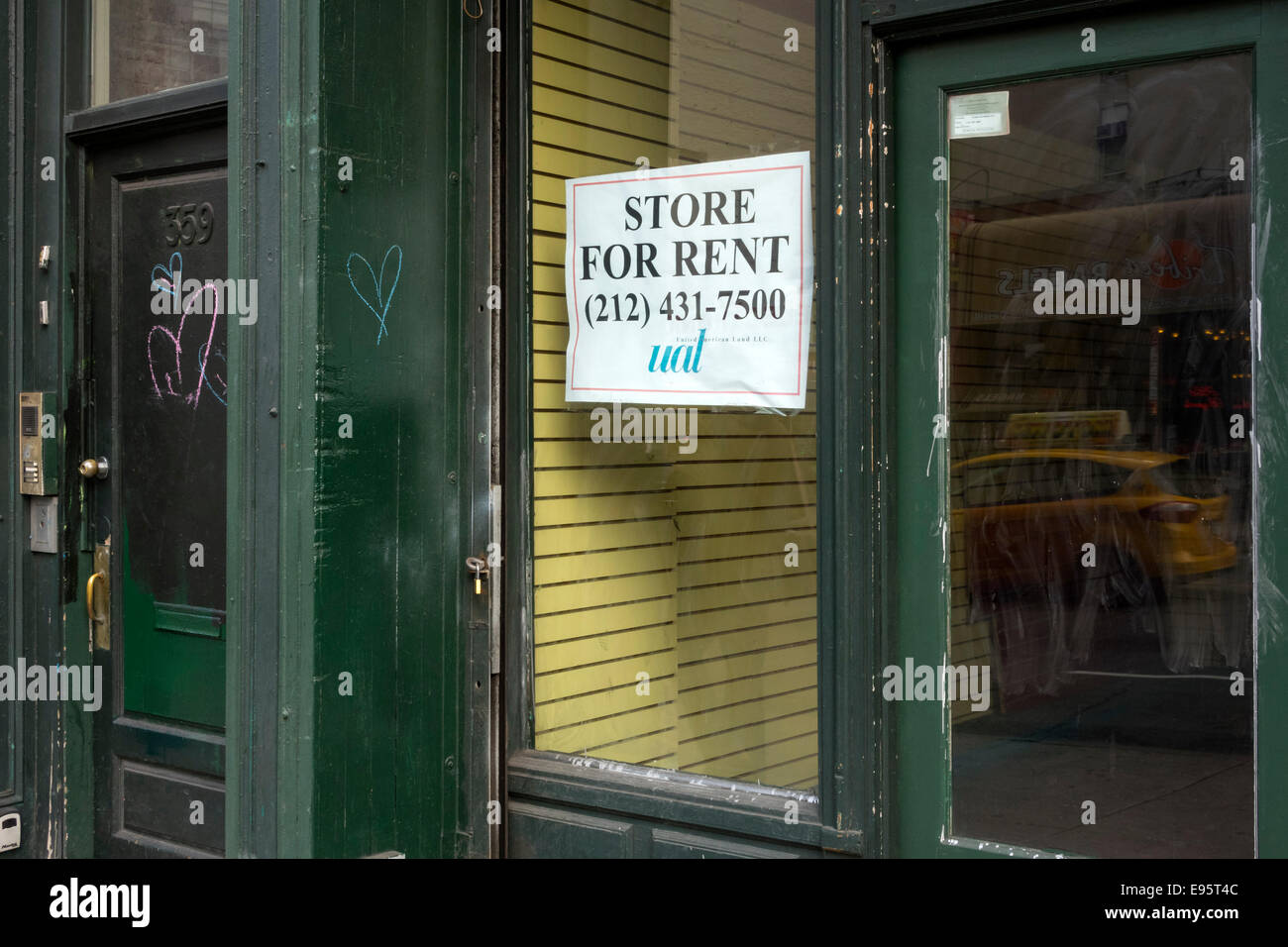 Empty store for rent in Lower Manhattan Stock Photo - Alamy