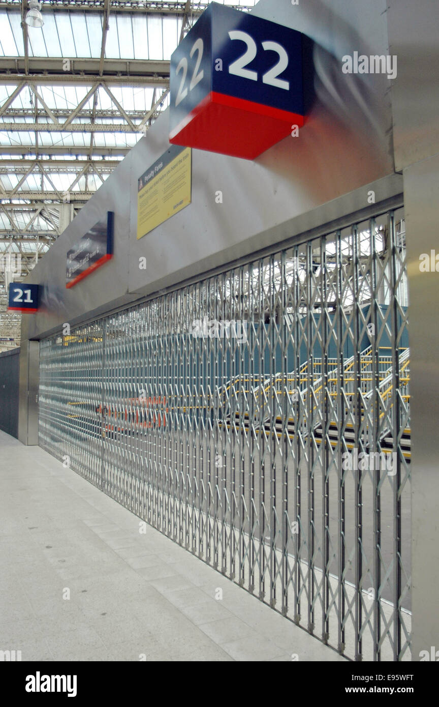Old eurostar platform waterloo station hi-res stock photography and ...