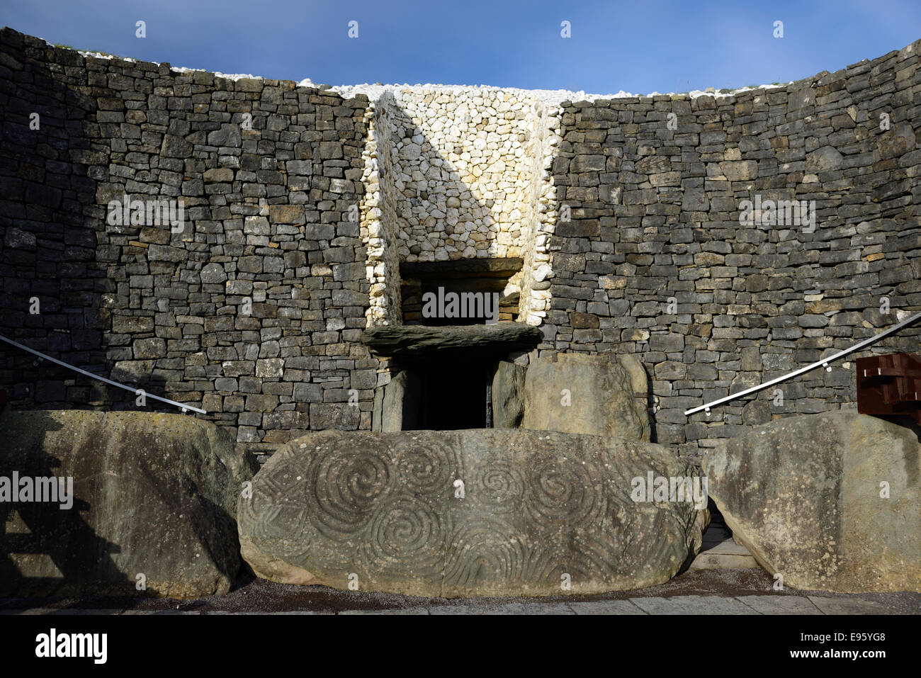 Newgrange tomb light hi-res stock photography and images - Alamy