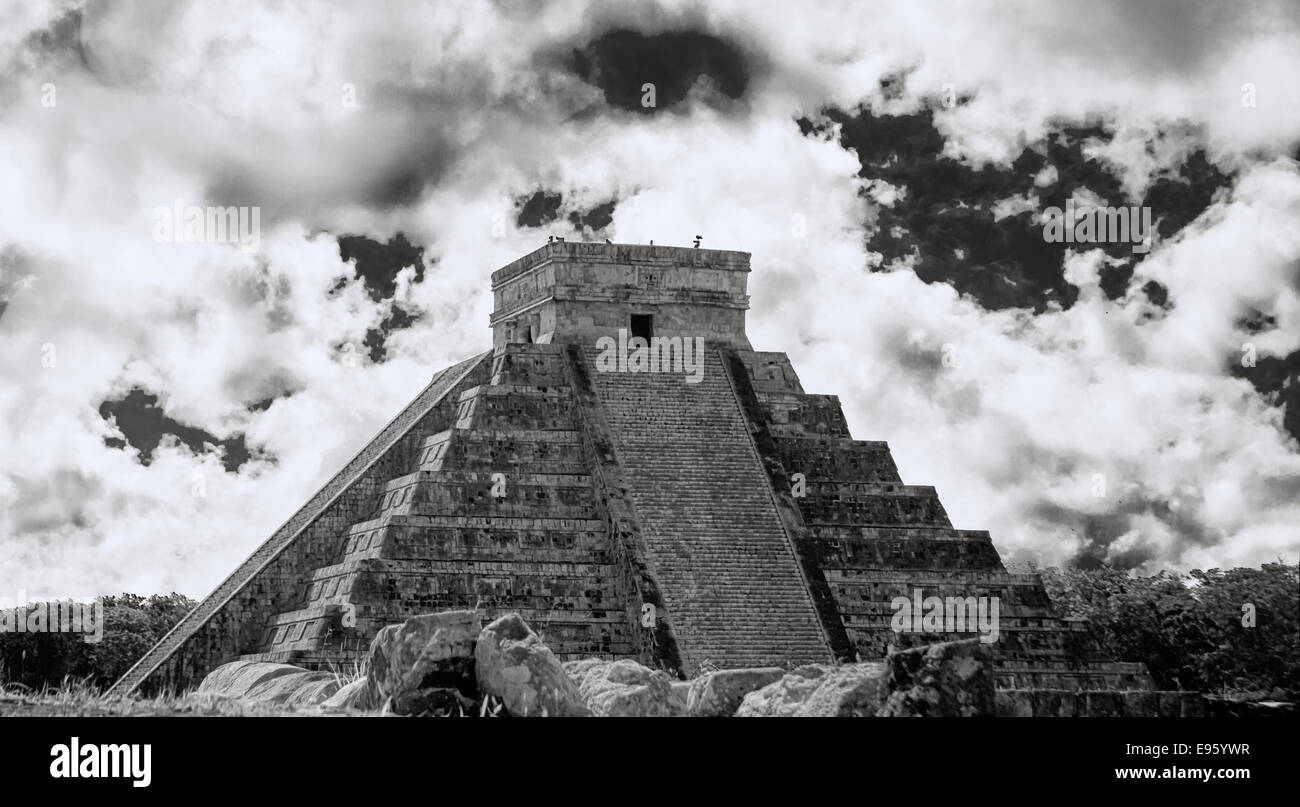 Chichen Itza The main pyramid El Castillo Stock Photo - Alamy