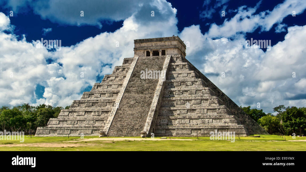 Chichen Itza The main pyramid El Castillo Stock Photo - Alamy