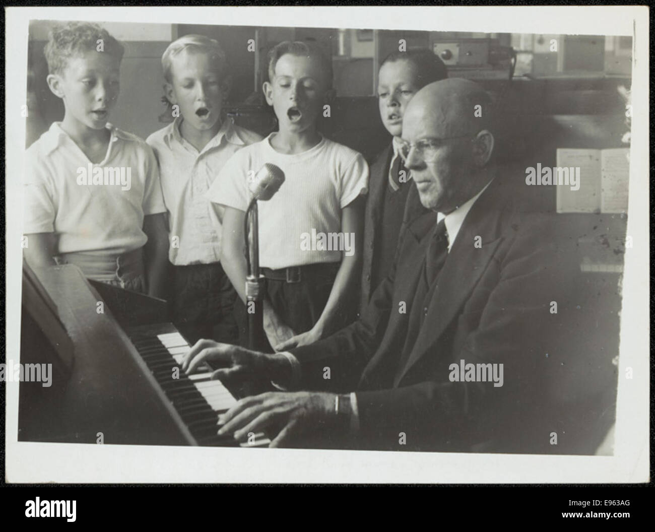Children choir singing music hi-res stock photography and images - Alamy