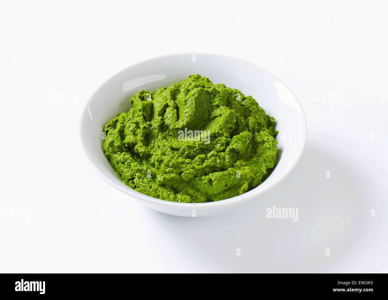 Bowl of homemade spinach puree Stock Photo - Alamy