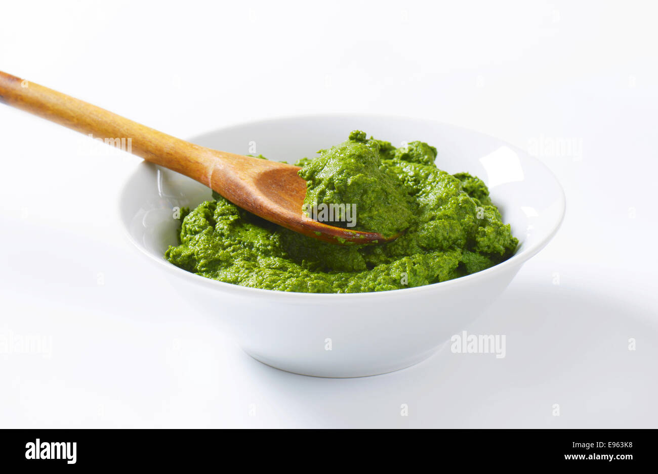 Bowl of homemade spinach puree Stock Photo - Alamy