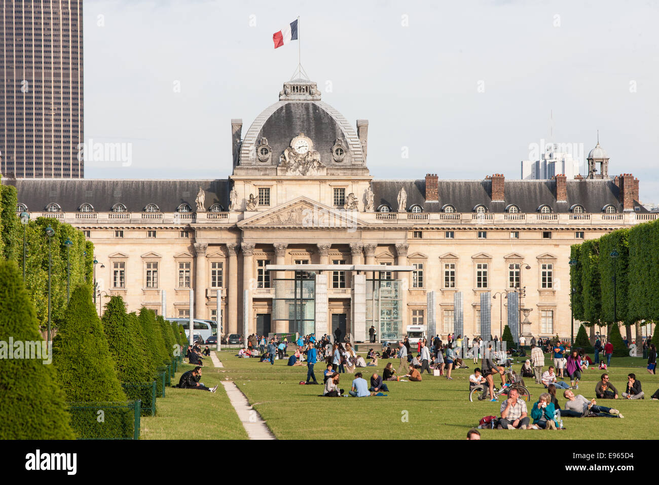 Parc du champ de mars picnic hi-res stock photography and images - Alamy