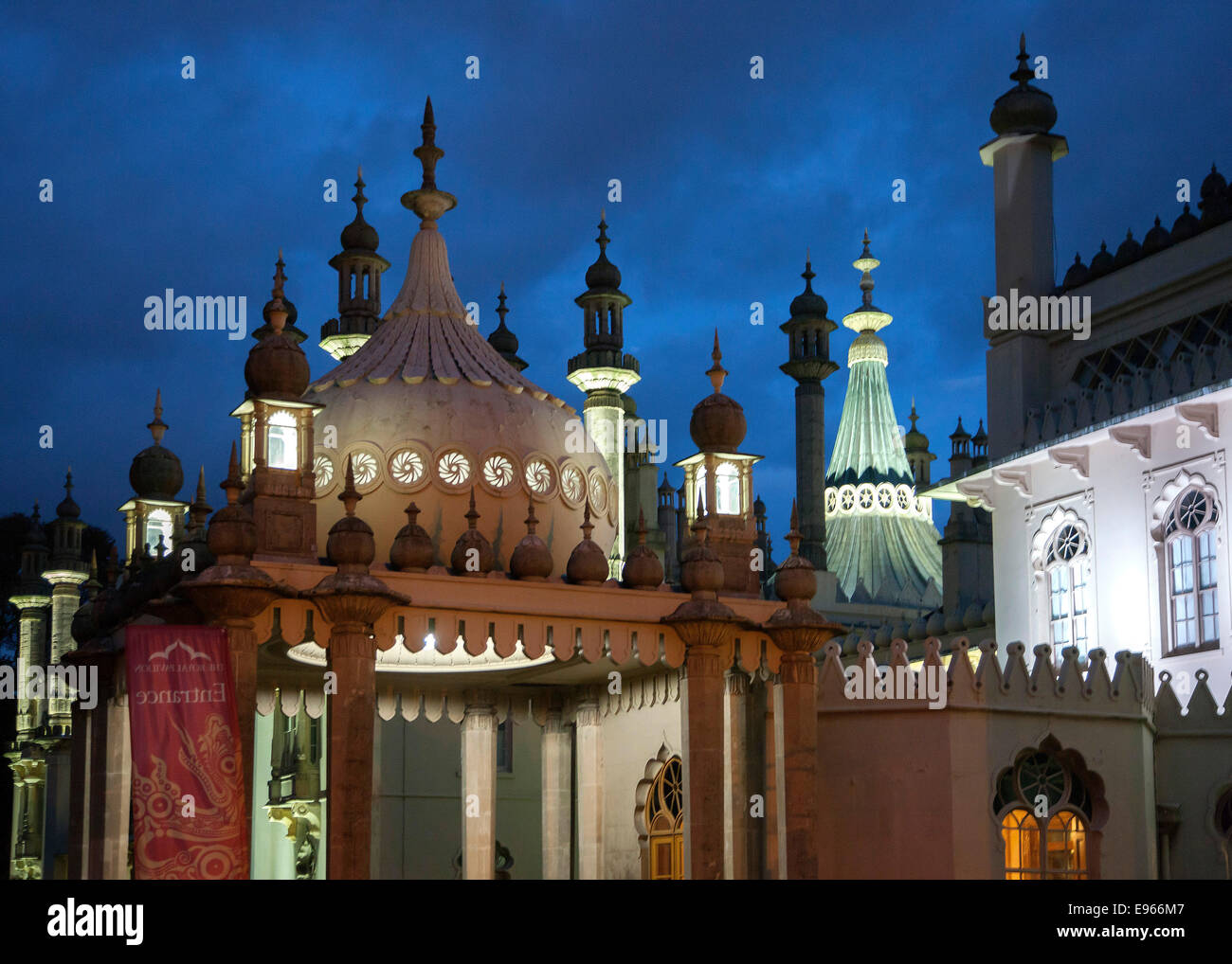 Royal Pavilion Brighton at night Stock Photo - Alamy