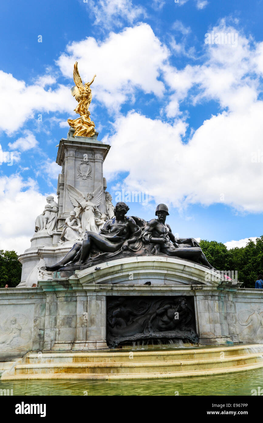 Side view of Queen Victoria Memorial and fountain outside Buckingham ...