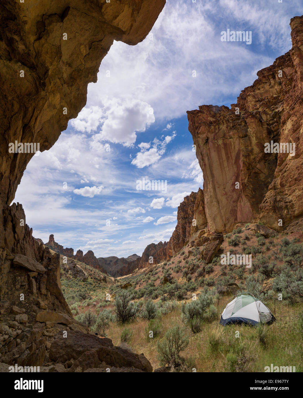 Overhanging cliffs hi-res stock photography and images - Alamy