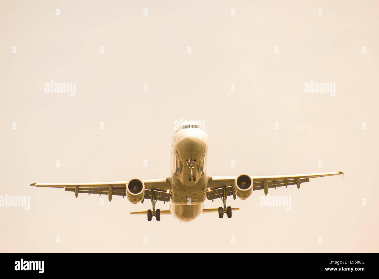 Airplan flying hi-res stock photography and images - Alamy