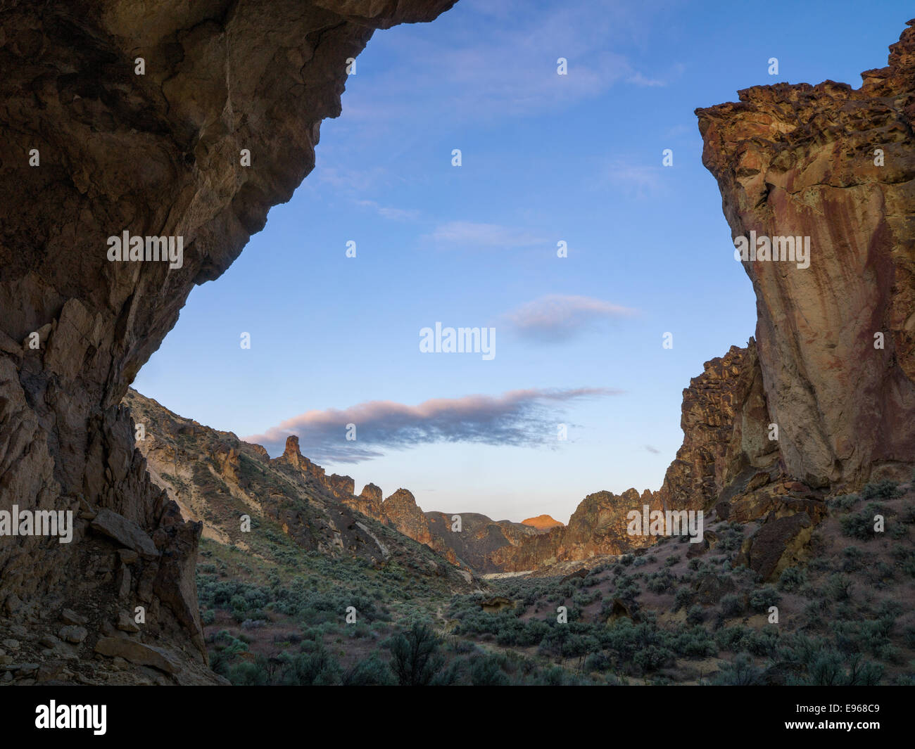 Overhanging cliffs along the Juniper Ridge-Honeycombs trail, provides ...