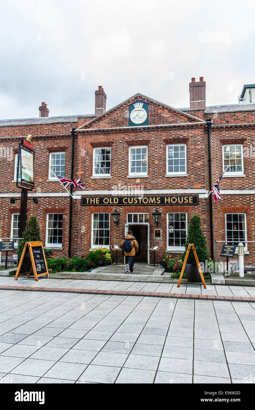 The Old customs House pub, Portsmouth Harbour, Portsmouth, England ...