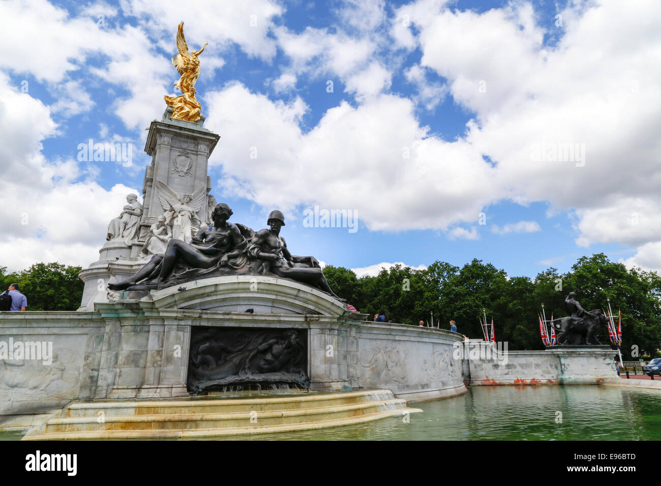 Side view of Queen Victoria Memorial and fountain outside Buckingham ...