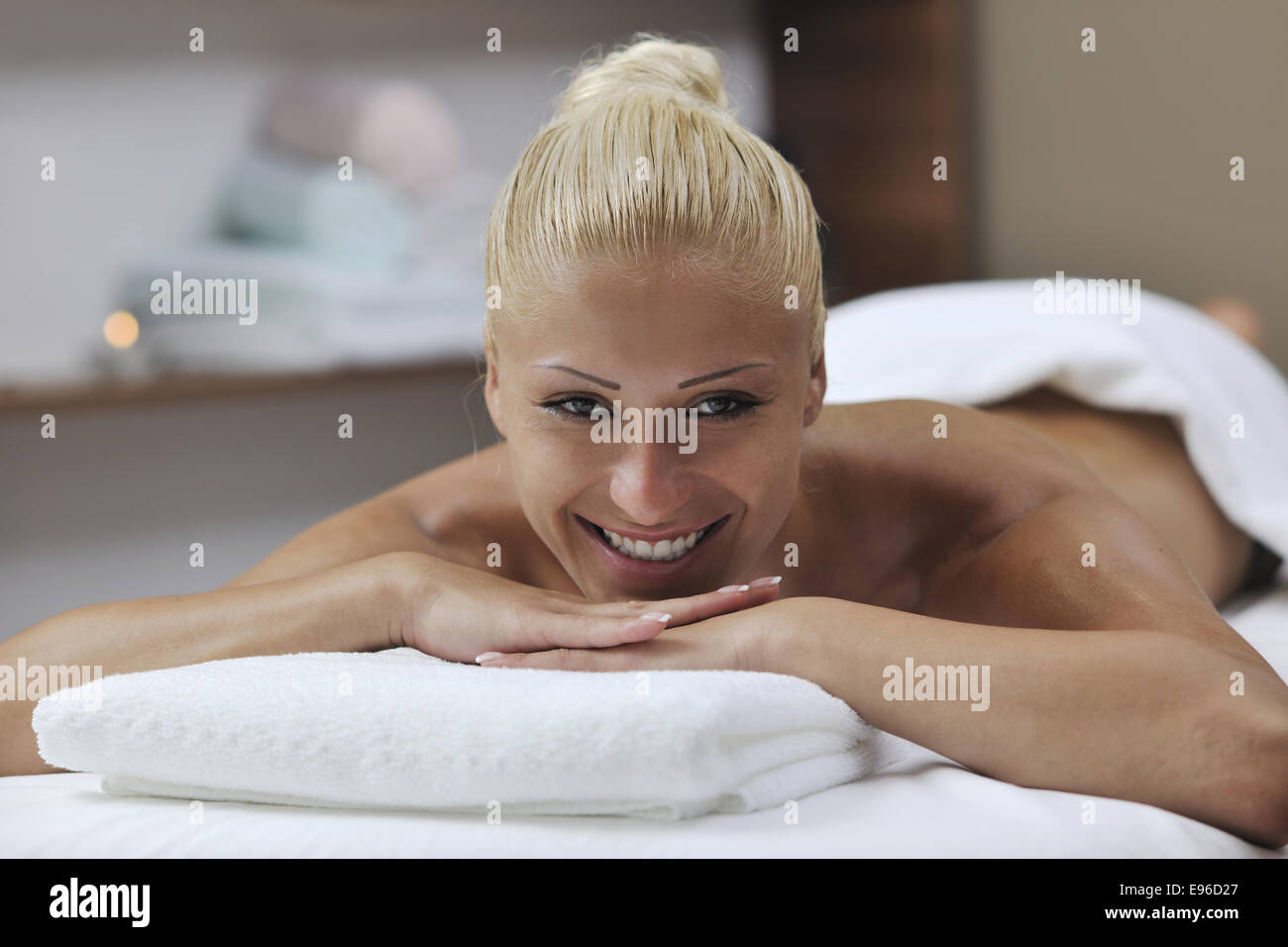 woman back massage treatment Stock Photo - Alamy