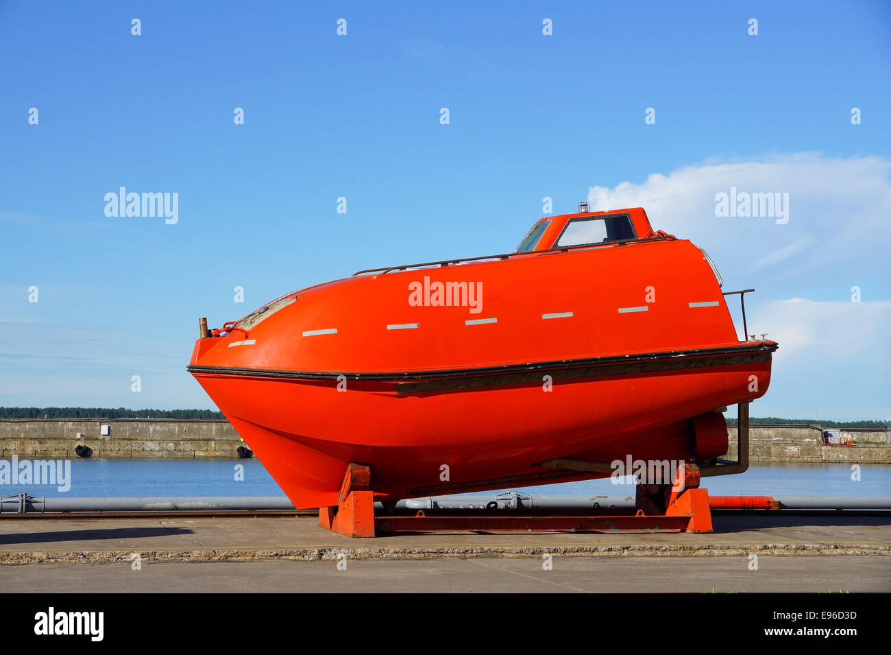 Freefall lifeboat hi-res stock photography and images - Alamy
