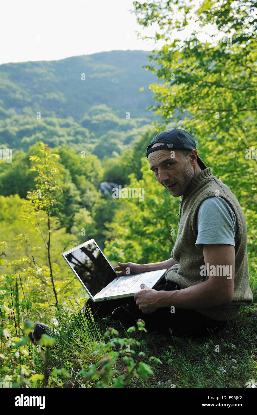 man outdoor laptop Stock Photo - Alamy