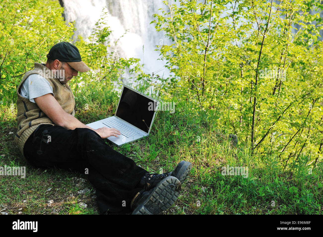man outdoor laptop Stock Photo - Alamy