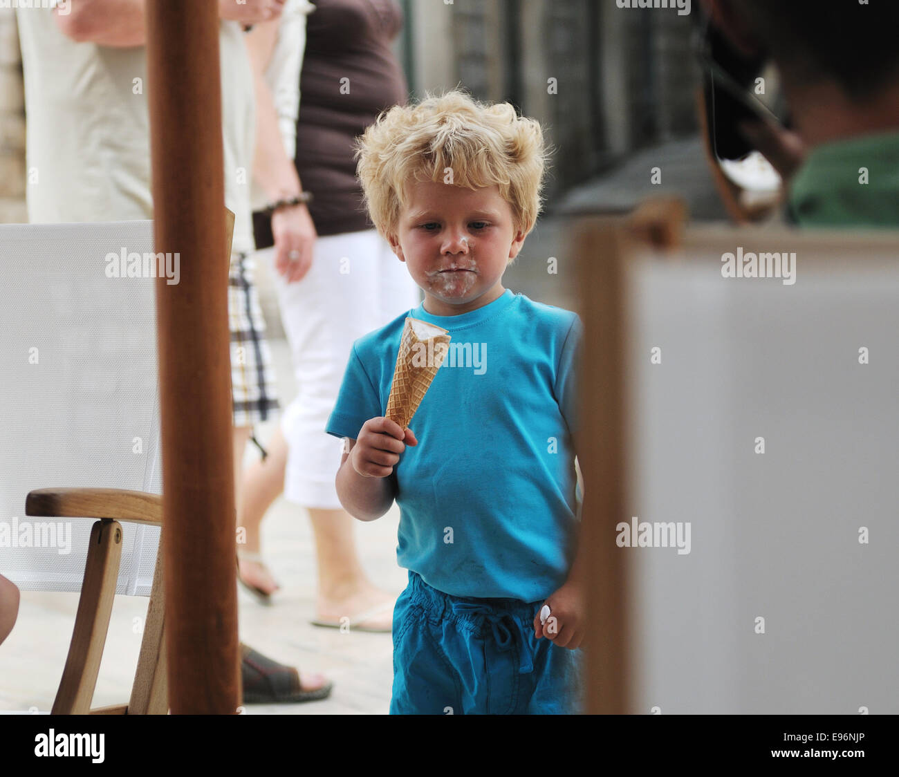 Mess ice cream face kids hi-res stock photography and images - Alamy