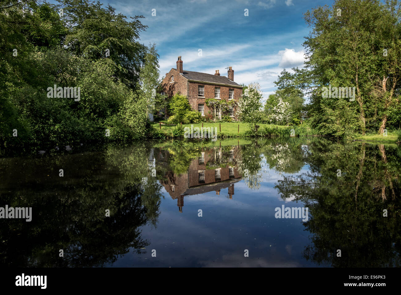 Old english farmhouse hi-res stock photography and images - Alamy