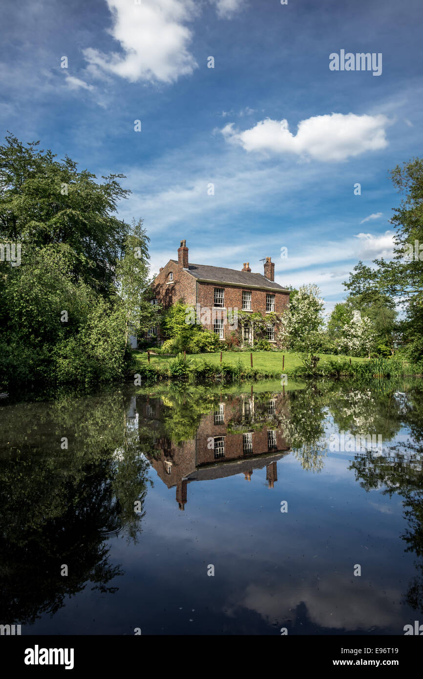 Old english farmhouse hi-res stock photography and images - Alamy